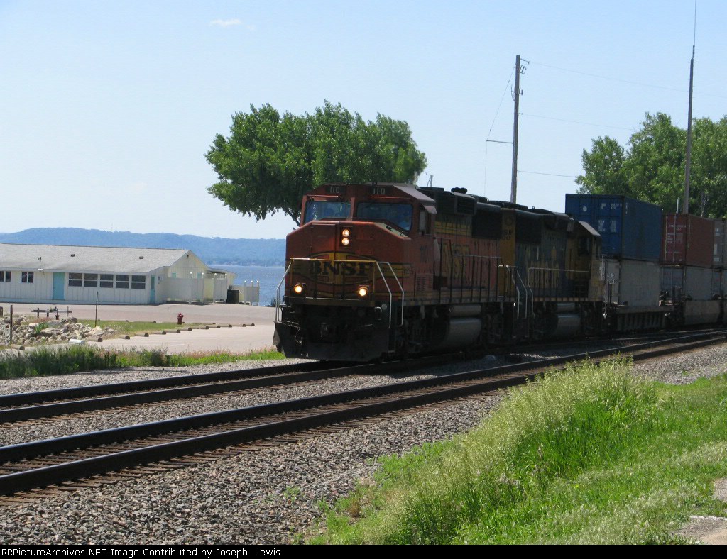 BNSF 110 leads EB Stack
